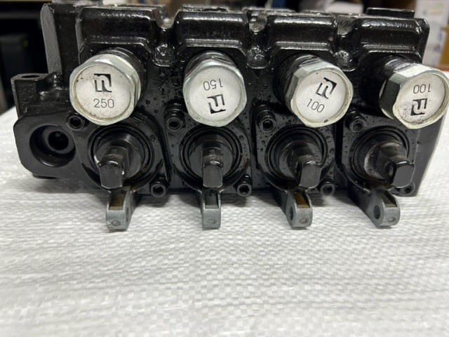 Hyva Hookloader Valve 4F RM724 PNEUM/MANUAL - Thompsons E Parts