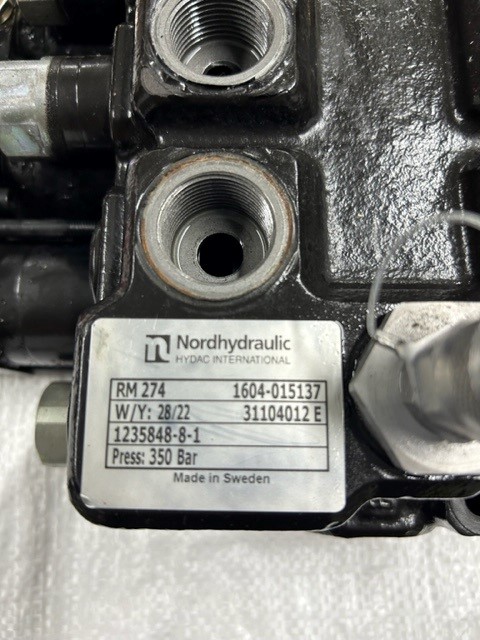 Hyva Hookloader Valve 4F RM724 PNEUM/MANUAL - Thompsons E Parts